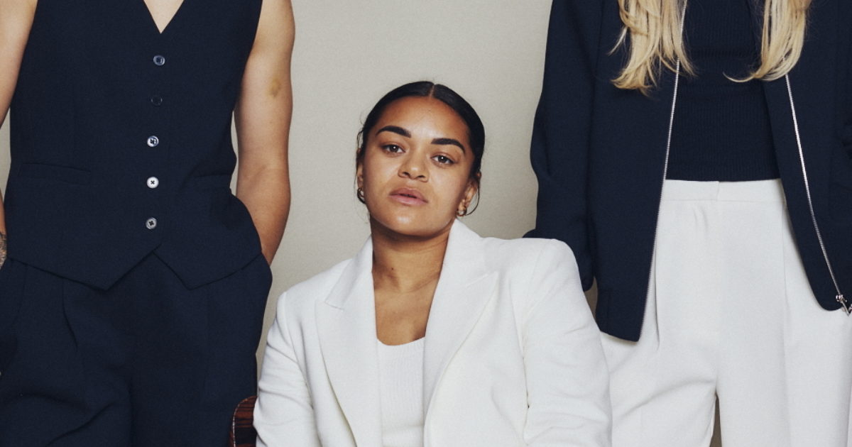 x F.A. WOMENSWEAR - LIONESSES